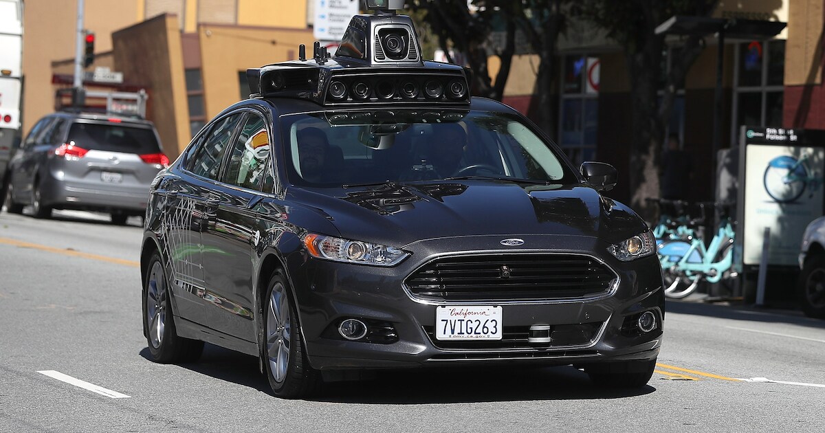 Zelfsturende auto rijdt overstekende vrouw dood | Buitenland | AD.nl