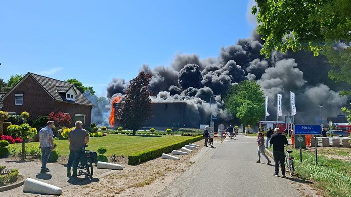 Zeer grote brand in winkelboulevard Horst, rookwolken tot in de wijde omgeving te zien | 112 ...