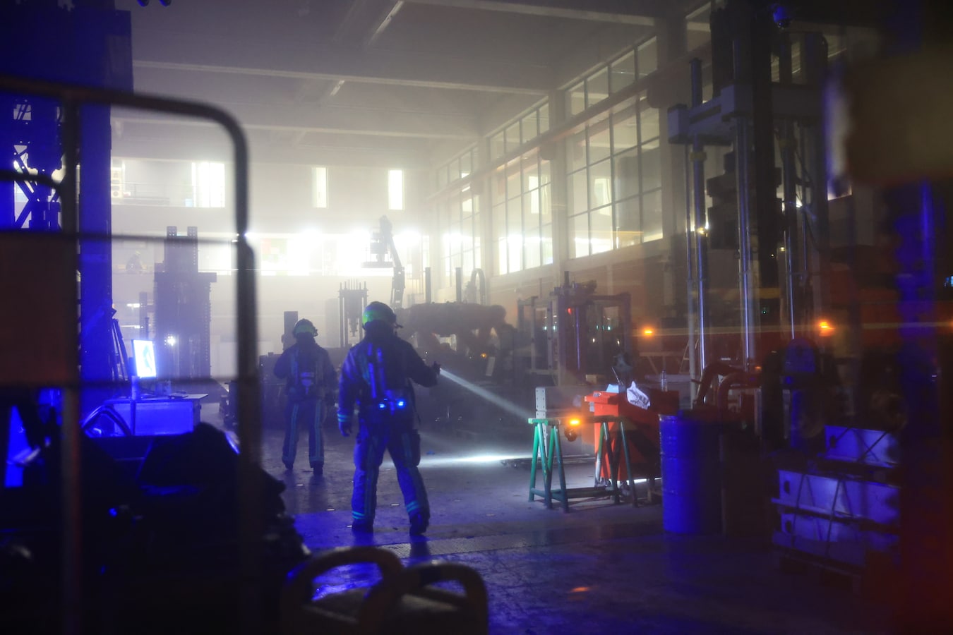 Rookontwikkeling in hal van de TU Delft | Foto | AD.nl