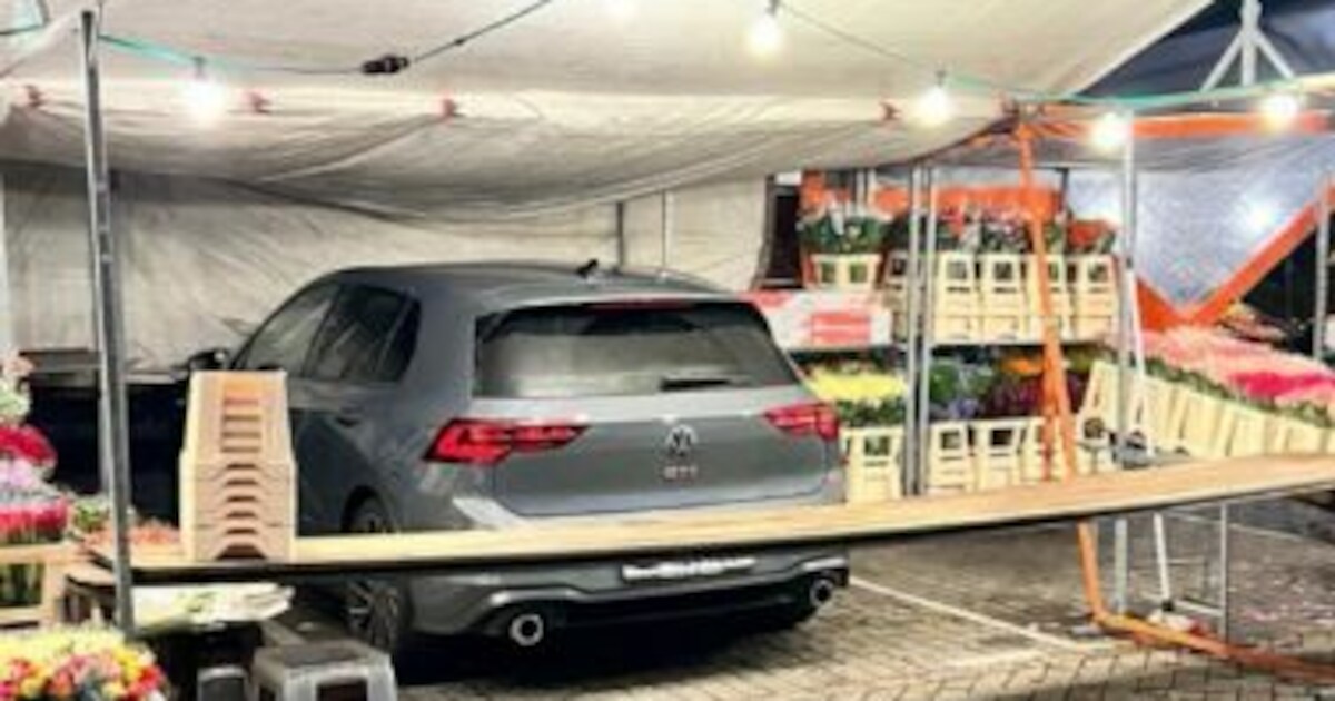 Automobilist negeert parkeerverbod op marktdag, kraamopbouwers laten ...