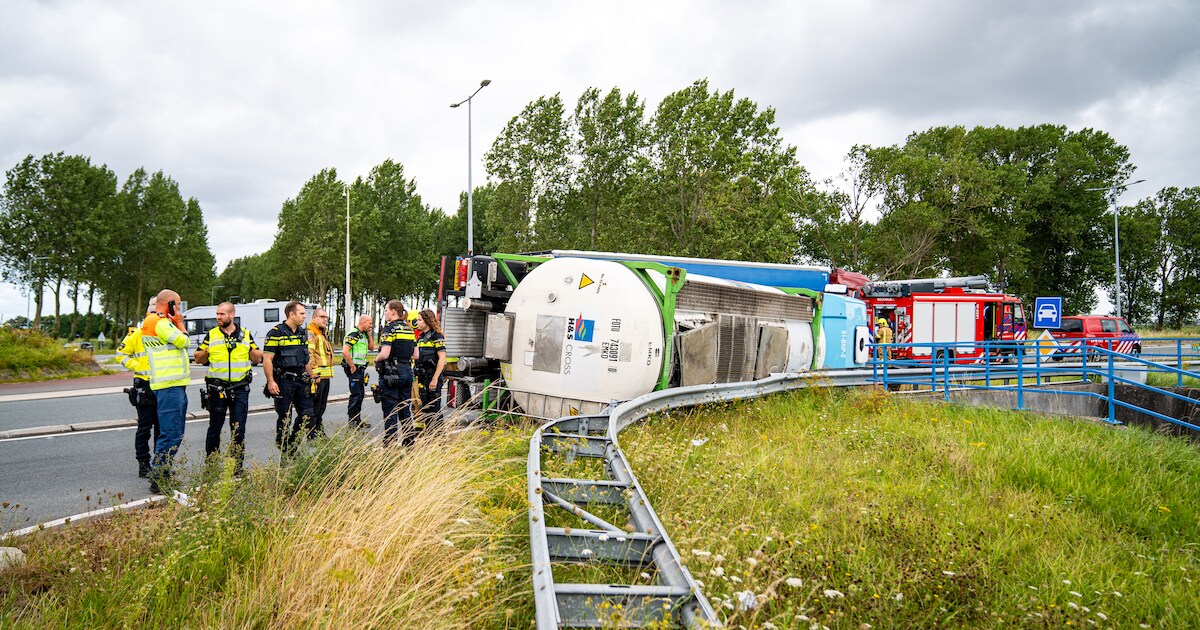 Vrachtwagen weer op zijn wielen na eenzijdig ongeluk op de N57 bij Hellevoetsluis | 112 nieuws ...
