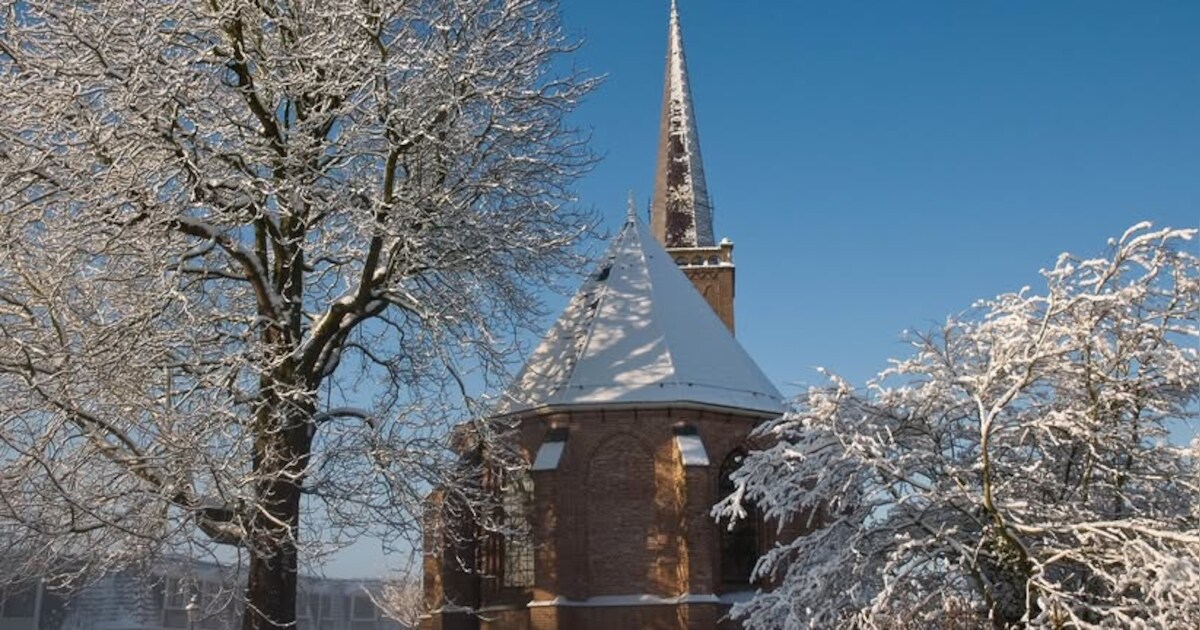 Inwoners Opmeer toosten op het nieuwe jaar in 't Kerkhuys in Spanbroek ...