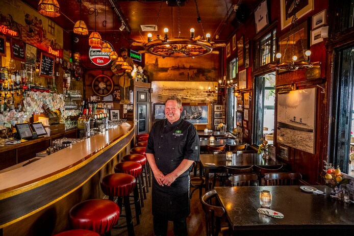 Het personeel van De Ballentent, die ooit begon als havenkroeg, is nog ...