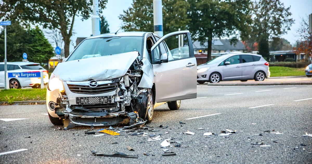 Grote schade na botsing tussen auto's op kruispunt in Emmen | 112 nieuws Emmen | AD.nl