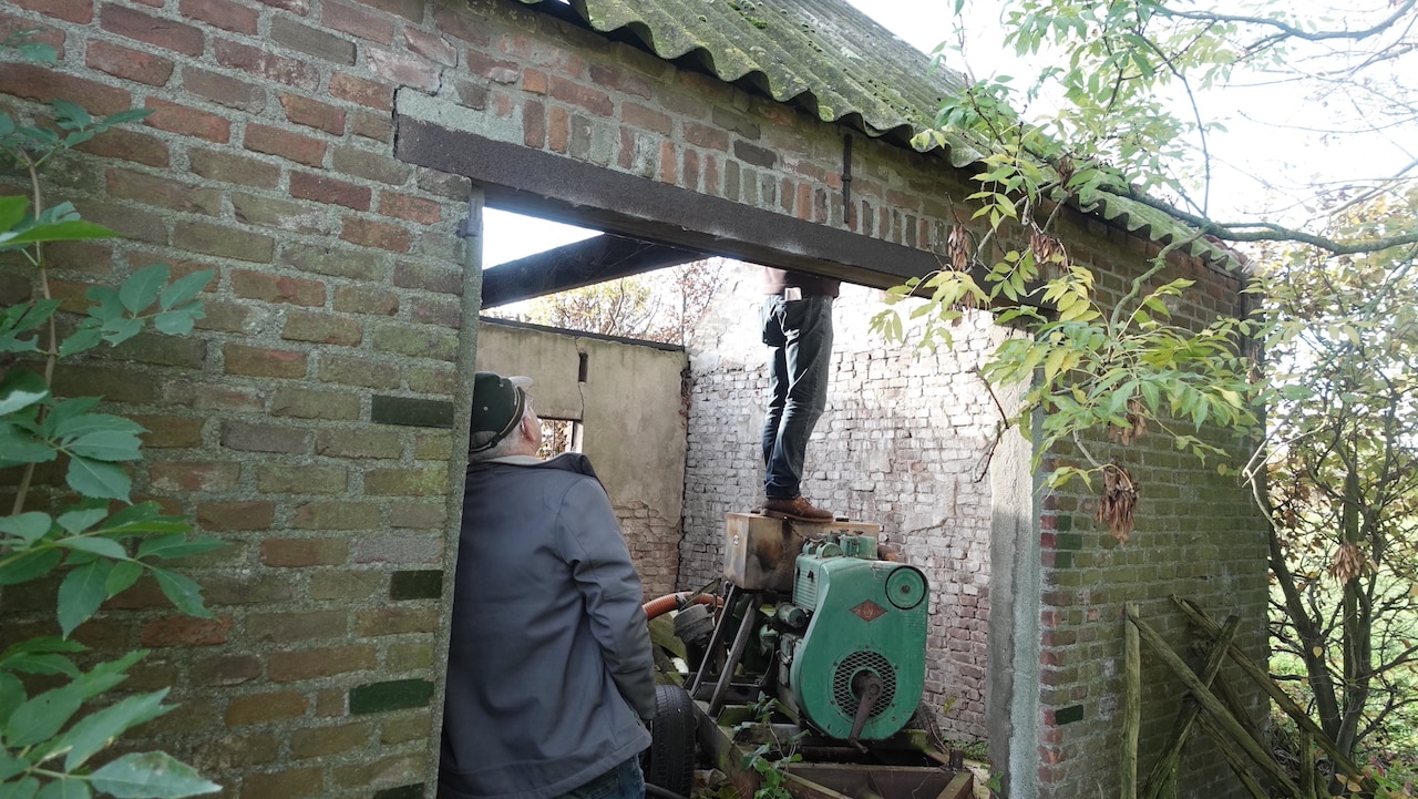 Bont gezelschap ontfermt zich over vreemd Hendrix-huisje langs spoor ...