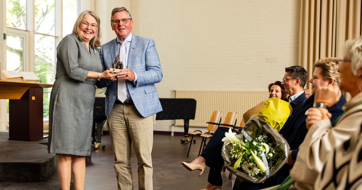 Adri (77) ontvangt gemeentelijk waarderingsgeschenk: ‘Dit maakt me weer ...
