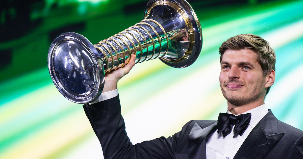 Wereldkampioen Max Verstappen neemt in Rwanda trofee in ontvangst: ‘Ik ...