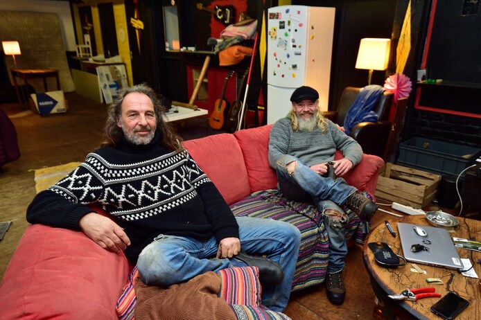 Elk moment kan de politie binnenvallen en dan staan Ron en Herb op ...