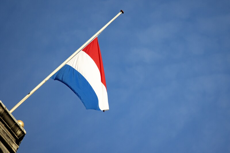 Hendrik-Ido-Ambacht herdenkt oorlogsslachtoffers op 4 mei | Regio | AD.nl