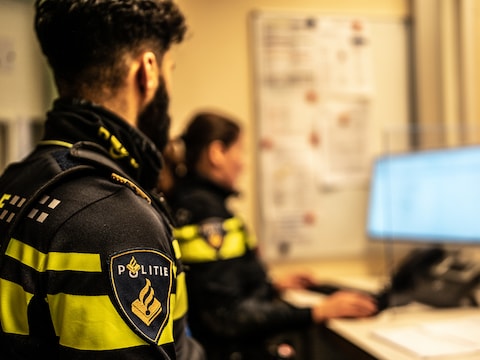 Toeristen op station Sloterdijk opgelicht door nepagenten | Regio | AD.nl