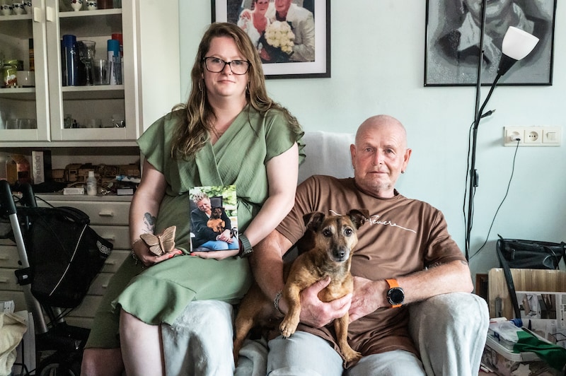 Jan (64) ontdekt lege plek op graf van zijn vrouw, urn met haar as ...