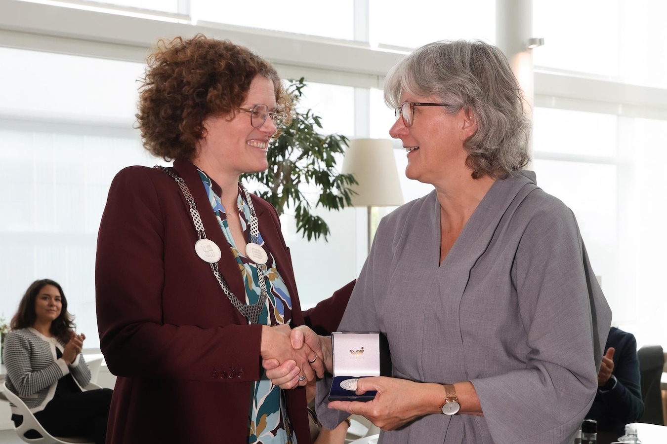Nieuwegein eert vertrekkend wethouder Marieke Schouten met ...