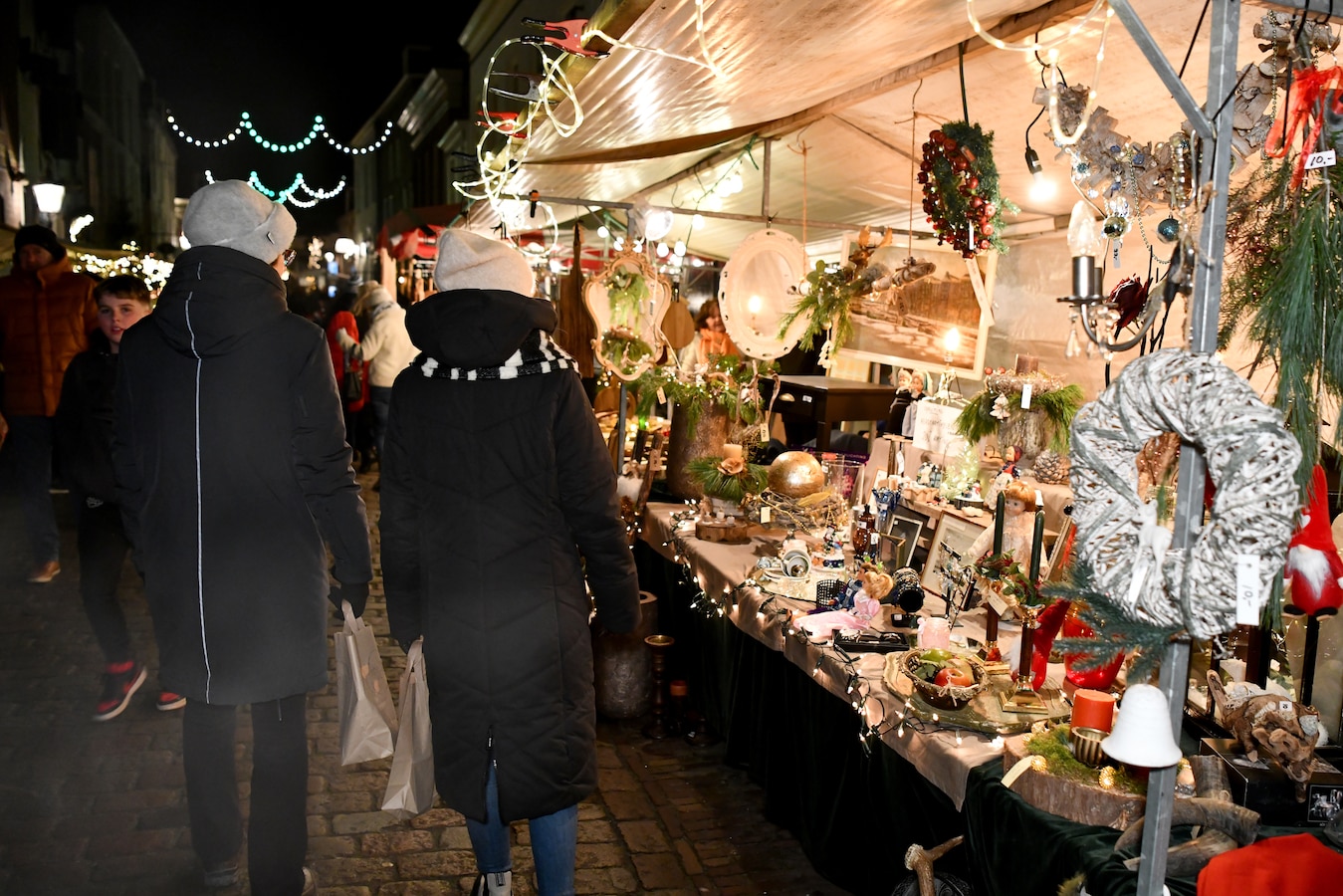 Heusden weer in kerstsfeer tijdens het candelight shoppen | Foto | AD.nl