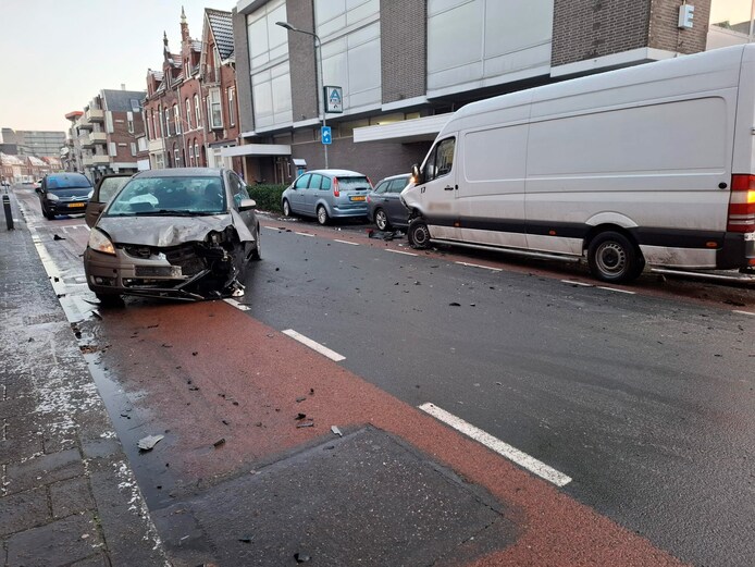 Bestelbus ramt geparkeerde auto na botsing op Tegelseweg in Venlo | 112 nieuws Venlo | AD.nl