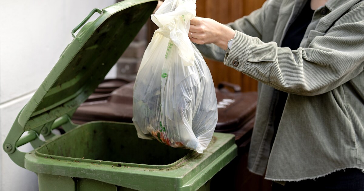 Zo voorkom je dat groente-, fruit- en tuinafval (gft) vastvriest aan de ...