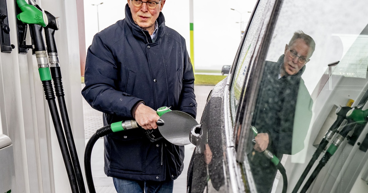Benzineprijs in 1,5 jaar niet zó hoog geweest | Auto | AD.nl