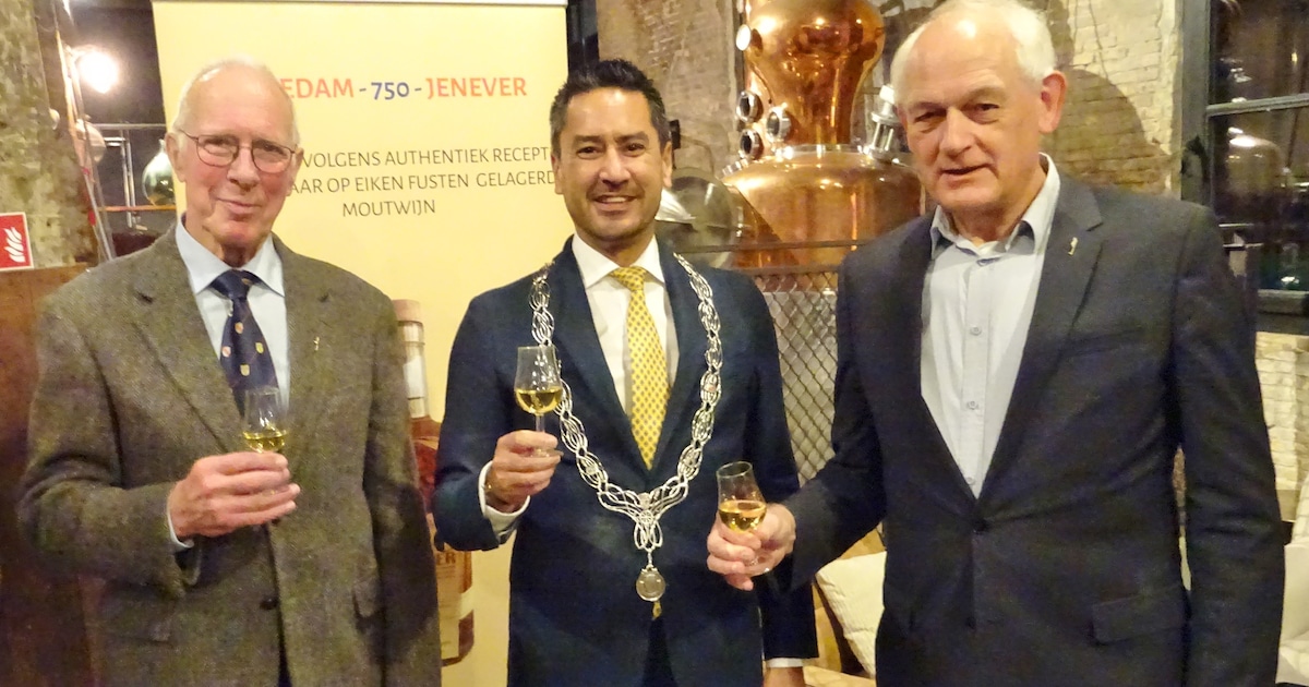 Nieuwe Schiedam 750 jenever onthuld: burgemeester proeft als eerste ...