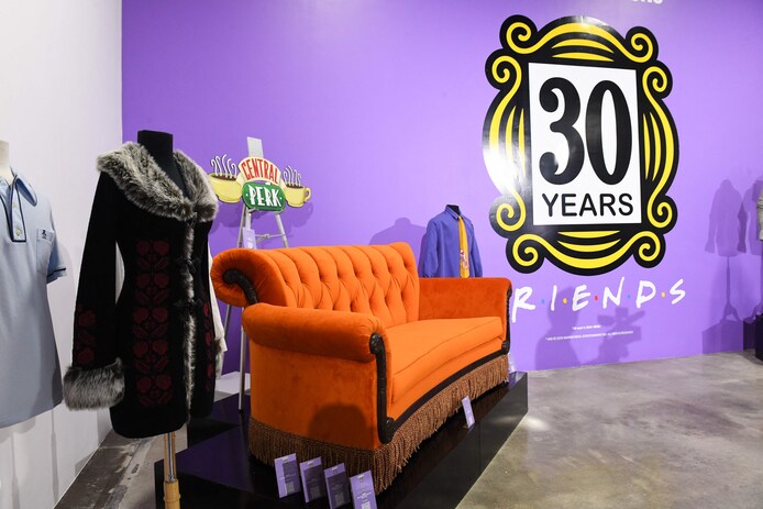 Kostuums, trollenpop en iconische bank onder de hamer tijdens speciale ...