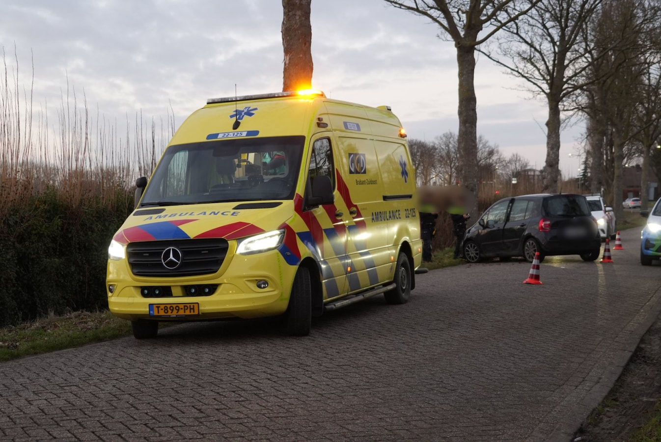 Auto botst tegen boom in Helmond, bestuurder naar politiebureau voor ...