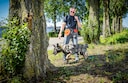 Speurhond Dora altijd op zoek naar zieke bomen: ‘Grommende wolven, daar ...