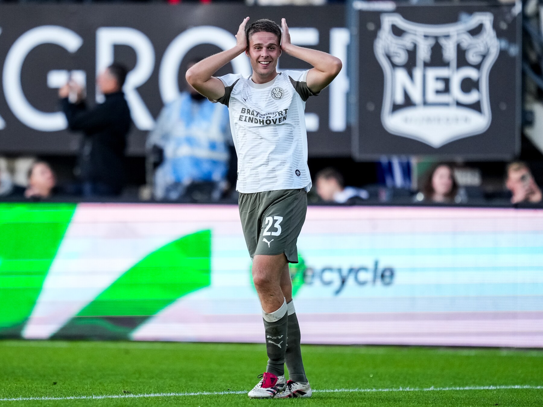 Joey Veerman kritisch op PSV na pijnlijke nederlaag: 'Het leek wel of ...