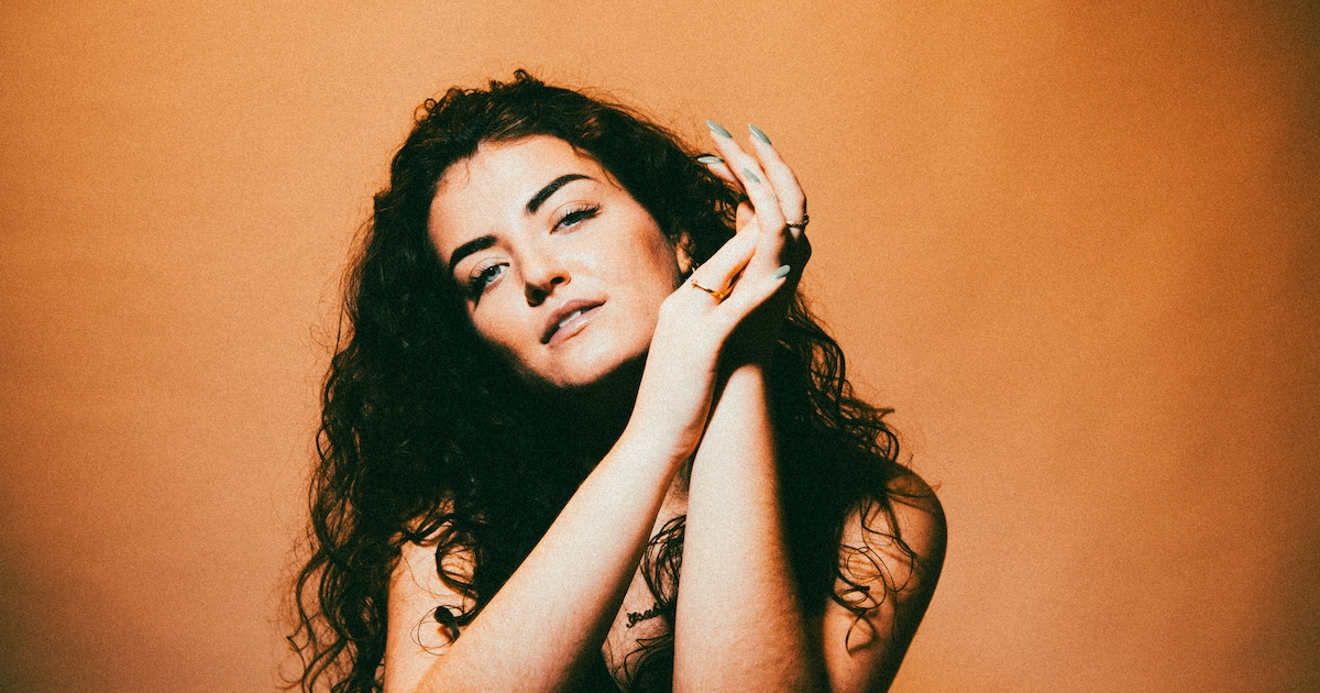 Jonge zangeres scoort met nummer over Nederland: ‘Ik vind het lekker ...