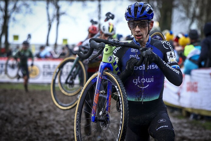 Schouder uit de kom? Geen probleem voor Lars van der Haar: veldrijder zet arm weer op zijn plek ...