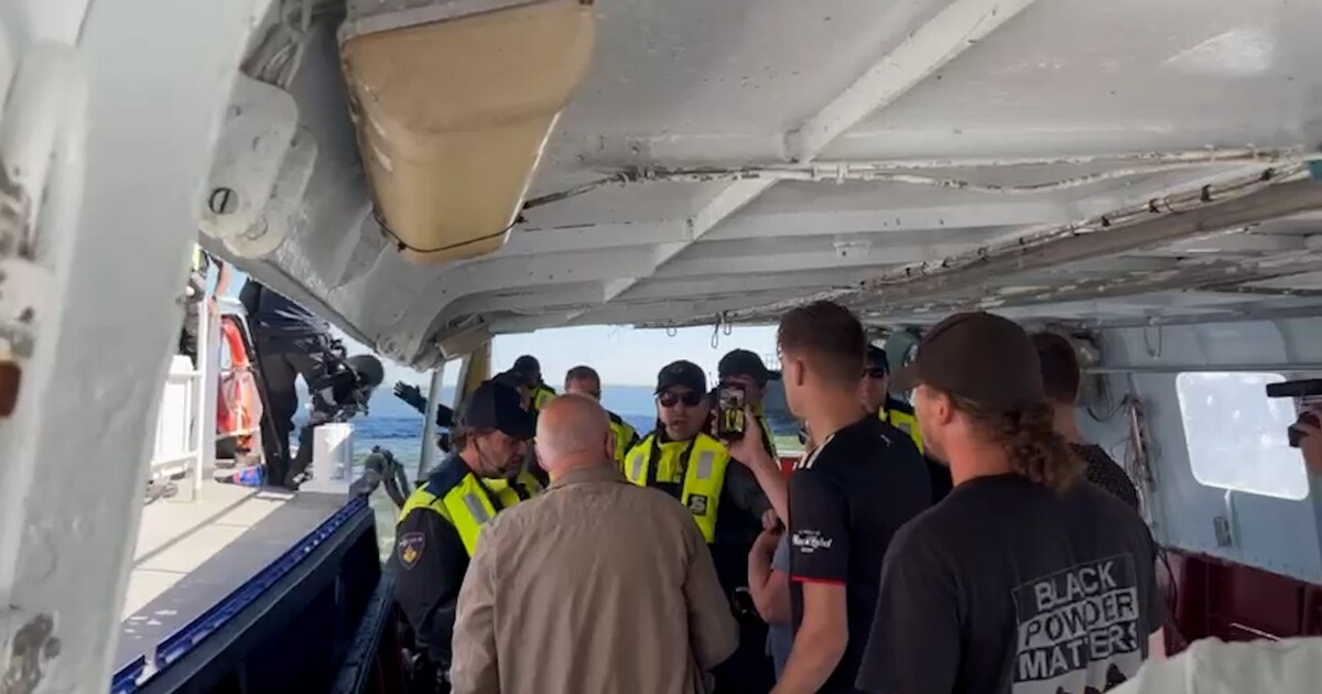 Bemanning Urker ‘protestkotter’ ontloopt vervolging, eigenaar in ...