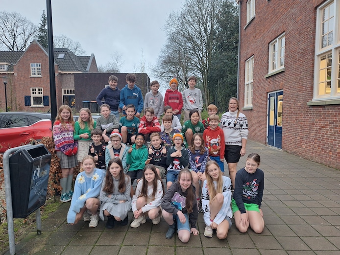 Twee klassen leven mee met ernstig zieke Koen (11) en bibberen in blote ...