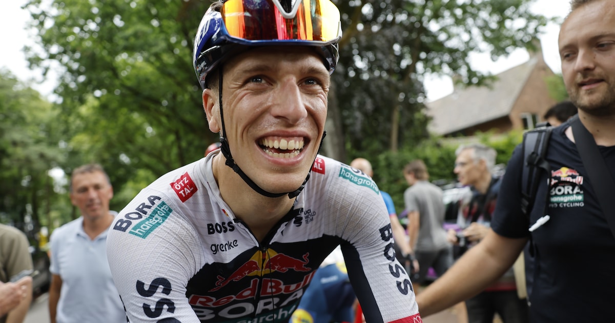Danny van Poppel verrast Olav Kooij en Dylan Groenewegen in massasprint ...