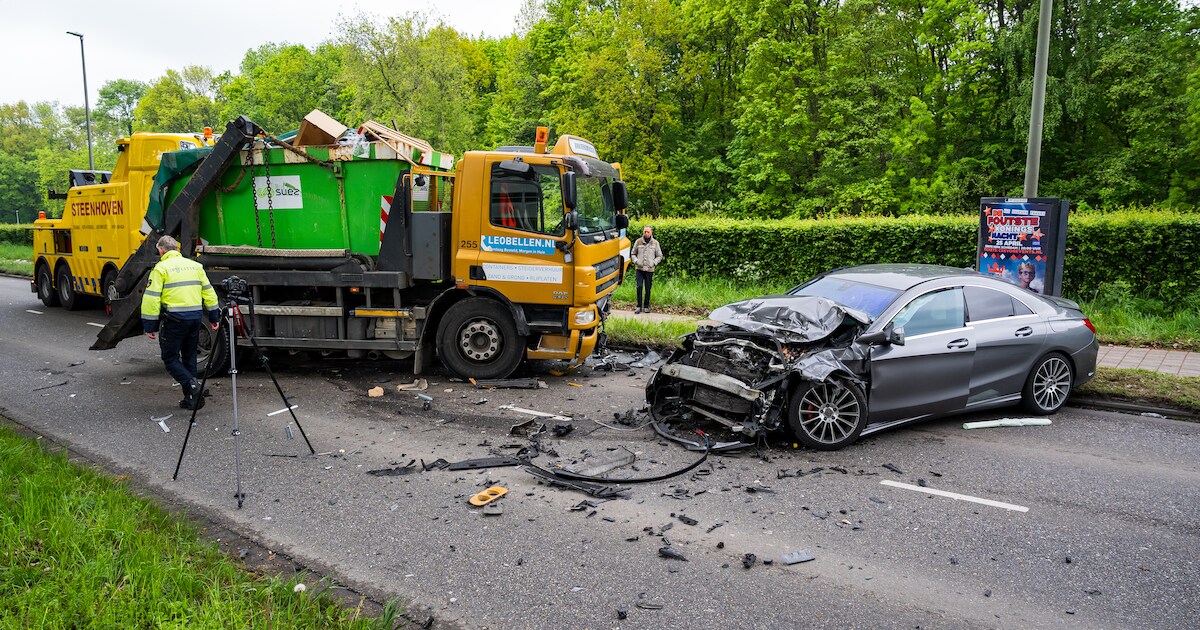 Twee gewonden bij frontale botsing tussen vrachtwagen en auto in Schiedam | 112 nieuws Schiedam ...