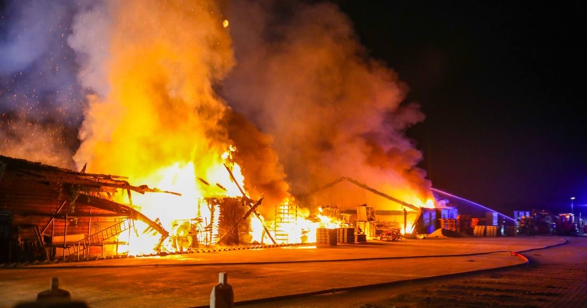 Bedrijfshal in Zutphen verwoest door grote brand | Regio | AD.nl