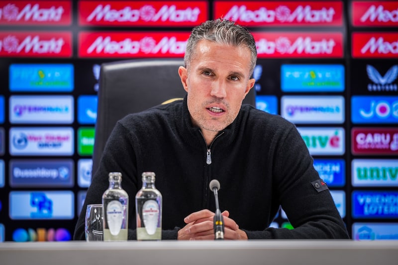Robin van Persie vindt kritiek op Raheem Sterling misplaatst: ‘Dan snap ...