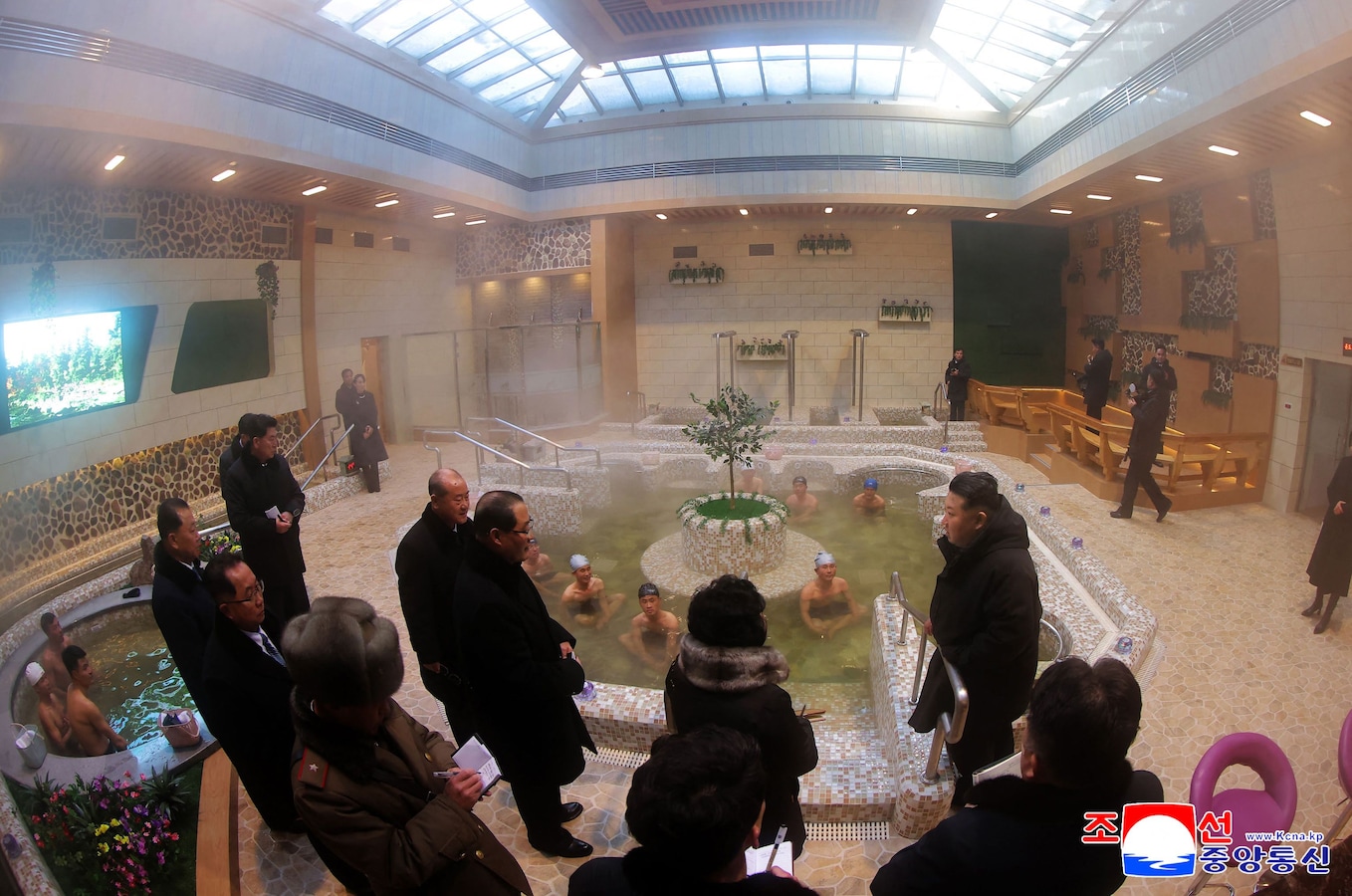 Opvallende beelden: Kim Jong-un kijkt toe hoe mensen in grootste spa ...