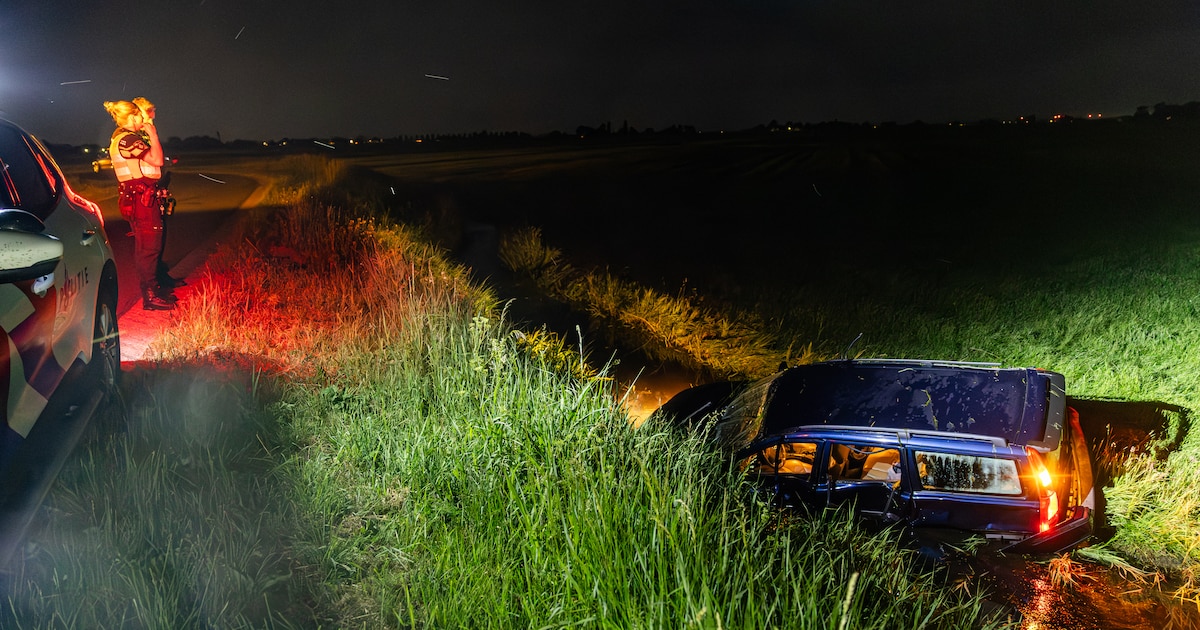 Auto in sloot bij ongeval in Oosthem, meerdere inzittenden nagekeken ...