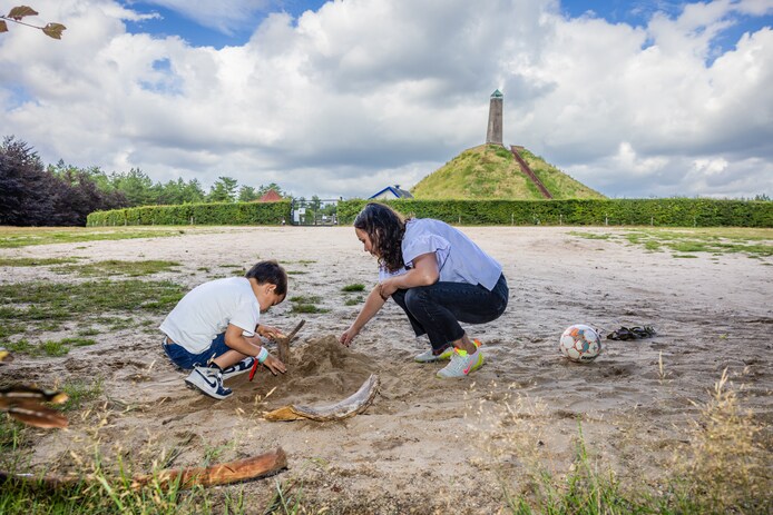 Nadat jongetje door wolf is meegesleurd, zijn bezoekers bos bij ...