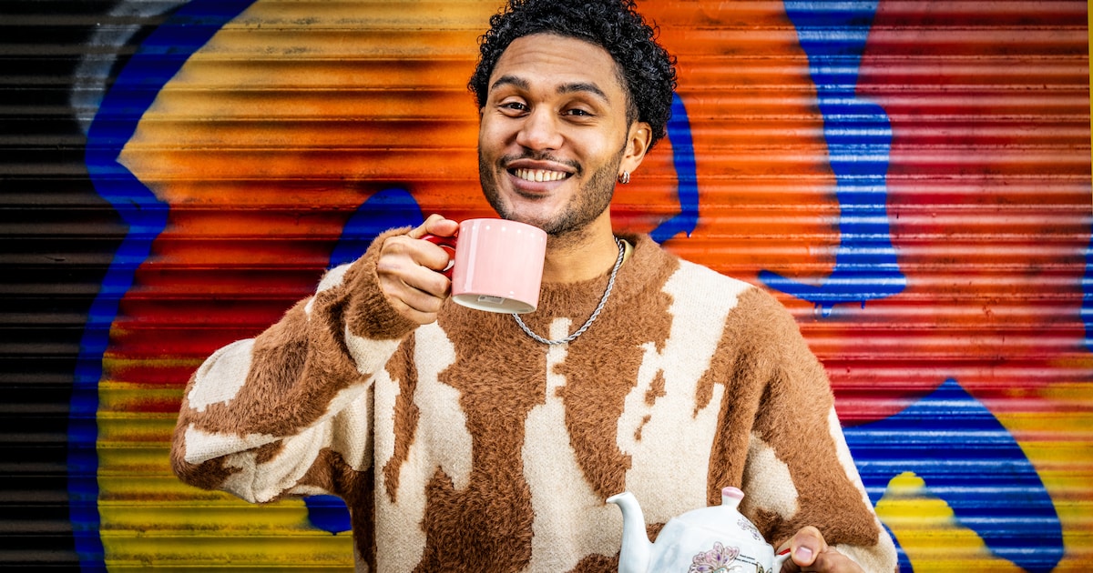 Joshua loopt uren met een thermoskan rond, tot hij Jairo ontmoet: ‘Er ...