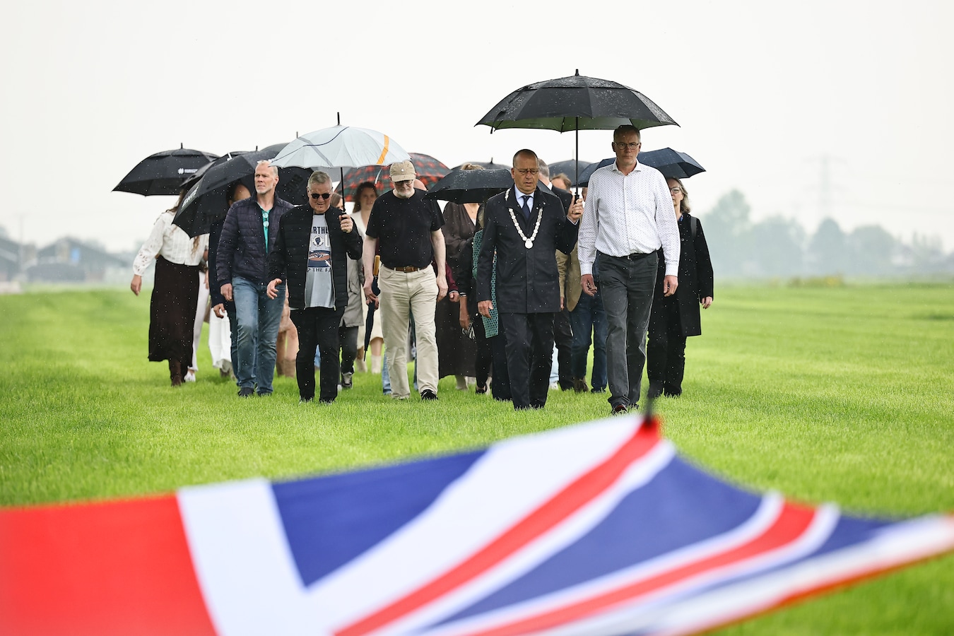 Familie van Britse piloot Arthur (26) staat ruim tachtig jaar later op ...