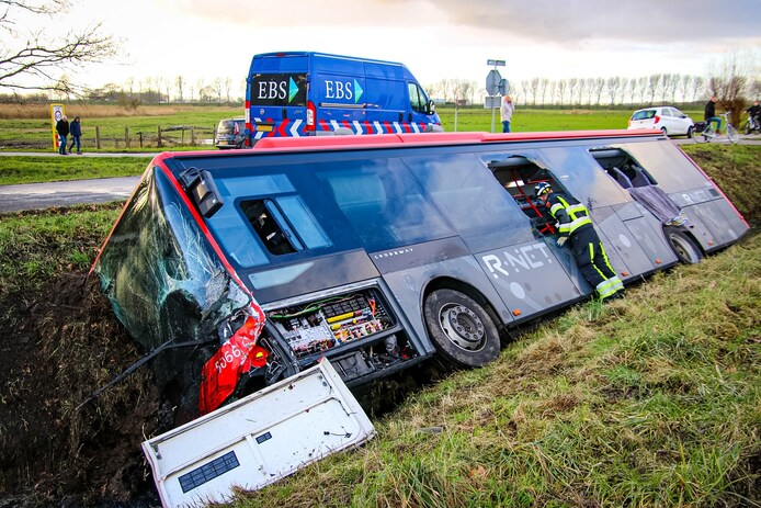 Lijnbus belandt na botsing in sloot, dankzij Sevenina (15) wordt ‘vergeten’ scholiere gered ...