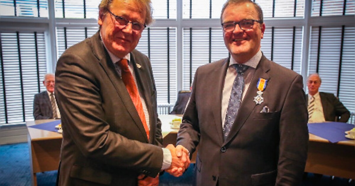 Burgemeester Korendijk Servaas Stoop is 'Ridder in orde van Oranje ...