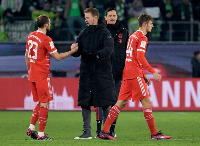 Bayern München herovert koppositie met invaller Daley Blind na zege op ...