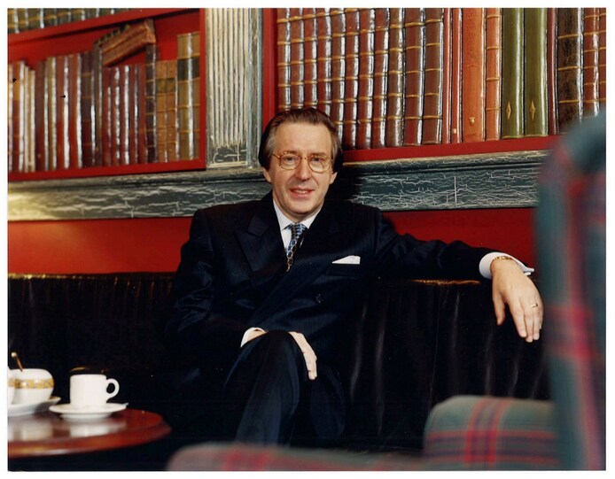 Als hoteldirecteur verzorgde Siem alle wensen van grootheden als James ...