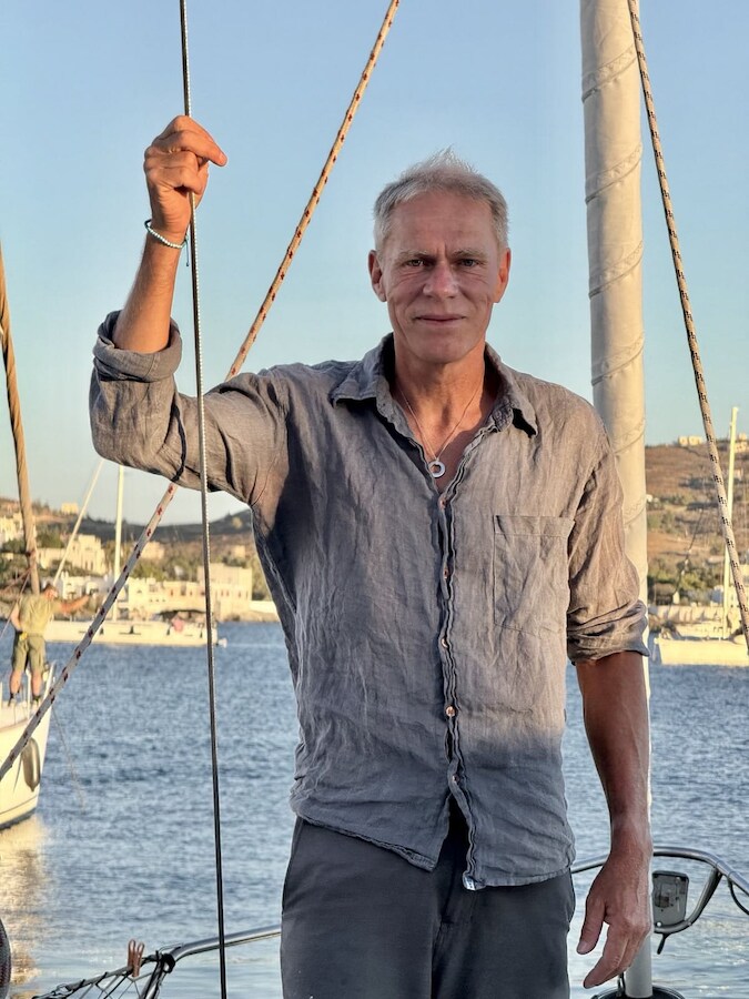 Ries (82) volgt in spanning de missie van zijn zoon naar Gaza: ‘Ik wil ...