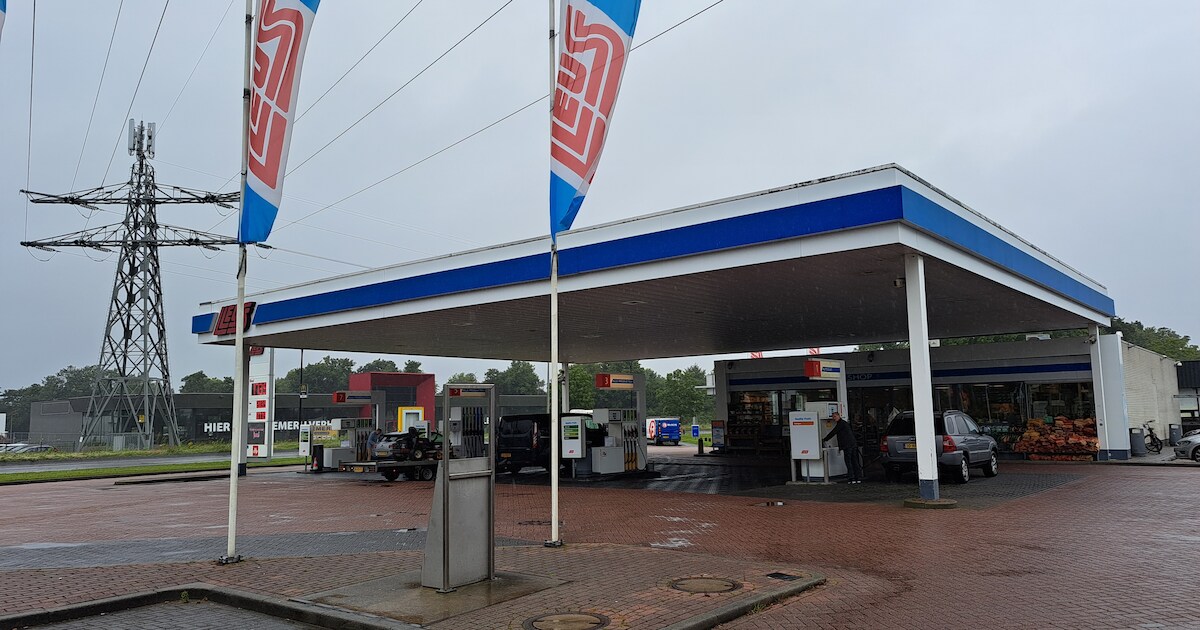 Dit tankstation is decor van vreemd incident: vrouw verstopt zich ...