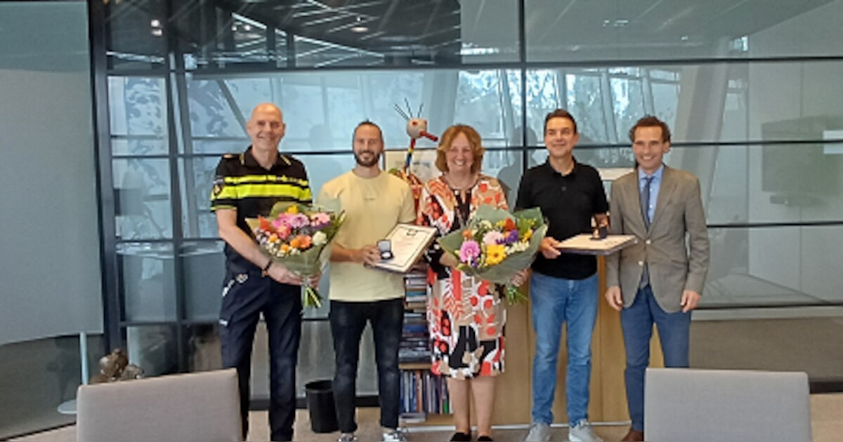 Mannen die inzittenden uit water redden beloond met zilveren medaille ...