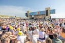 Snikheet Concert at Sea trapt af met een duik in zee en politie-escorte ...