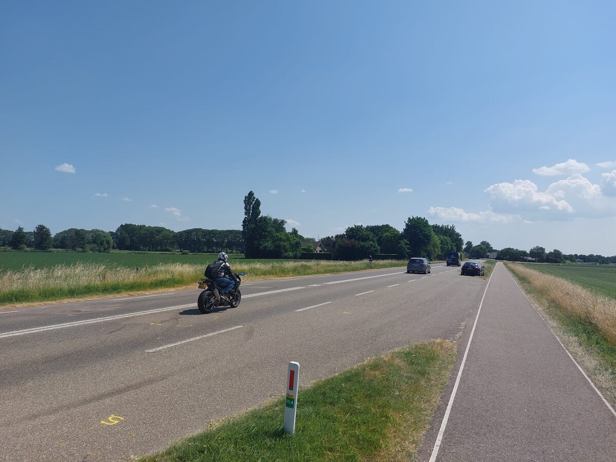 Met een pendelbusje naar Baak en Toldijk; provinciale weg N314 dicht ...