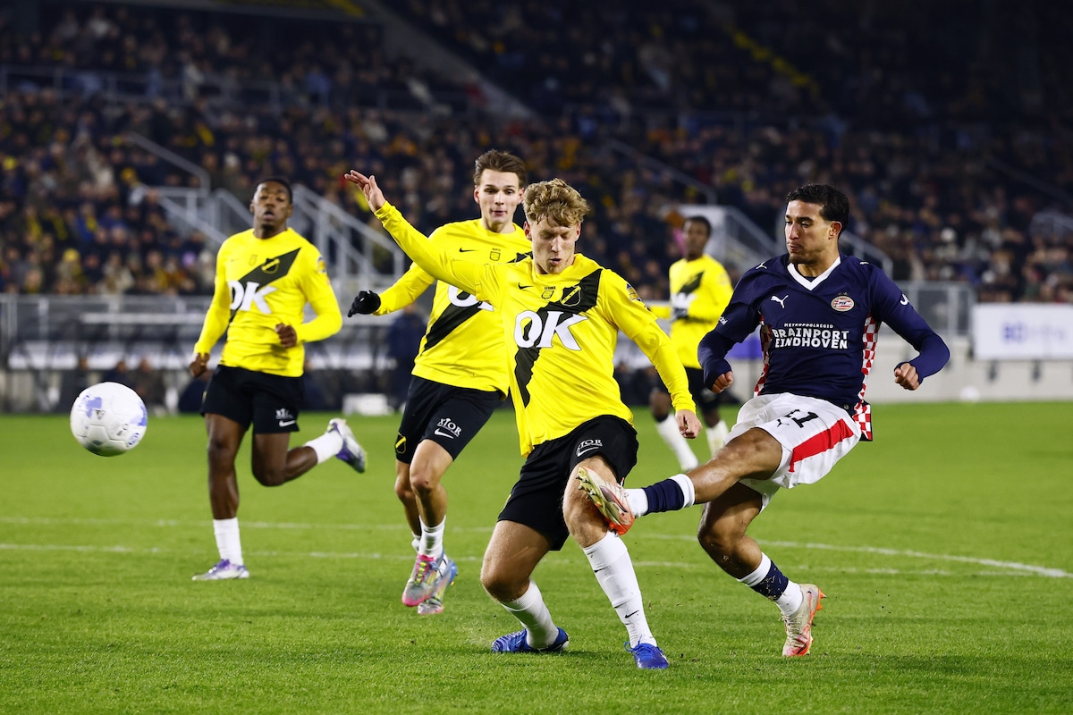 Profvoetballer (18) verrast vriend en vijand met inleveren contract ...