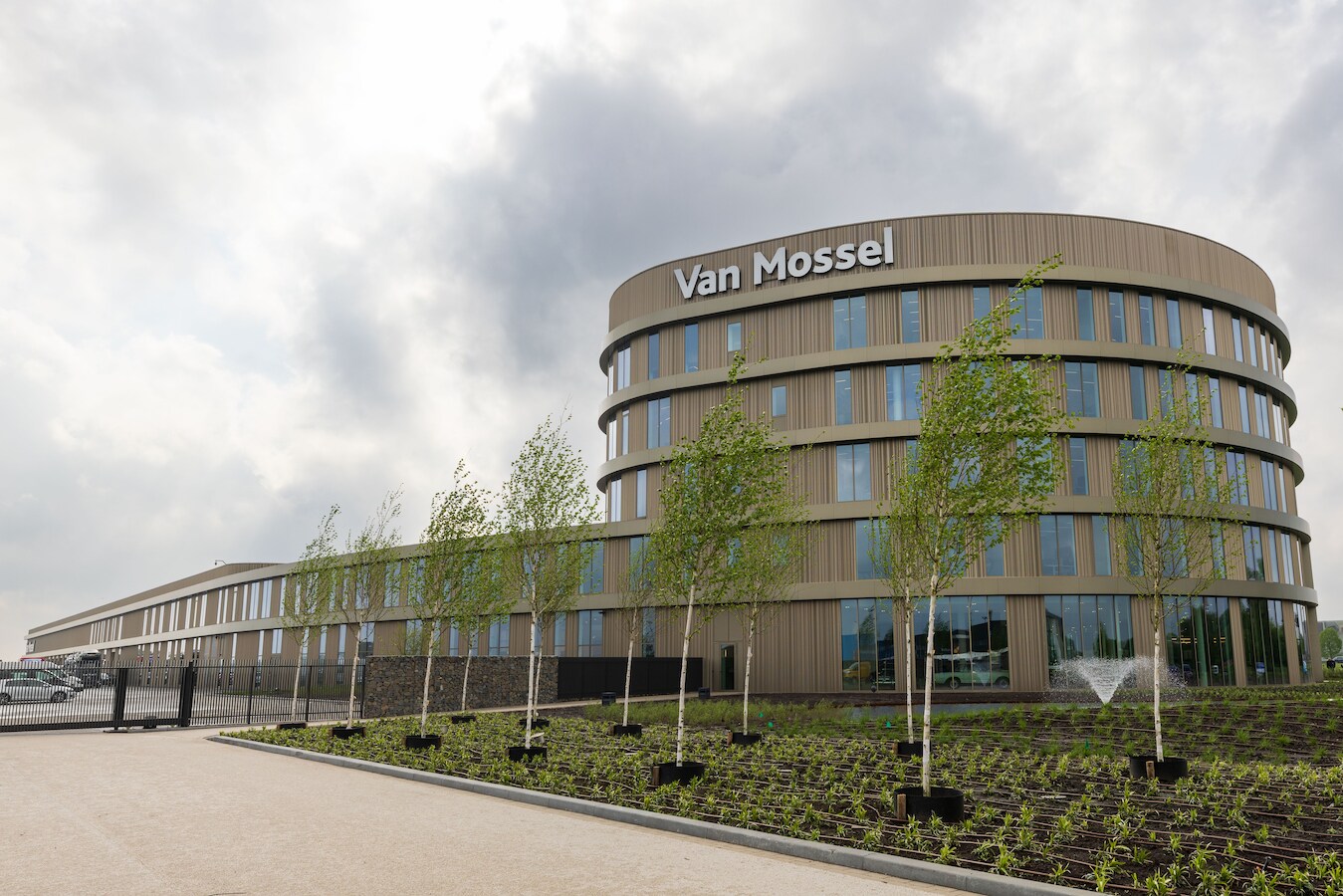 Grootste autodealer van Nederland legt eigen systemen plat na ...
