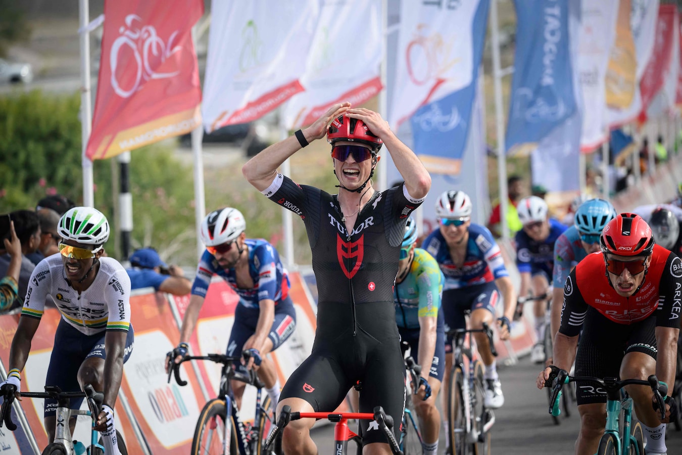 Rick en zusje Ilse vinden elkaar in het peloton: van een bloedende kin ...